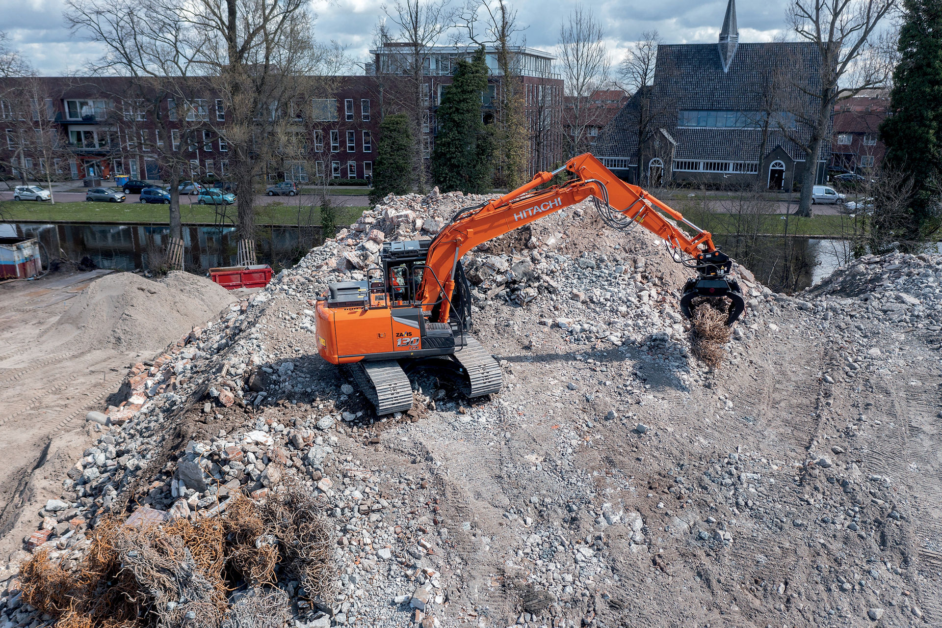 Enjoy the comfort of the Hitachi ZX130-7 and ZX135US-7 - HitachiCM Europe