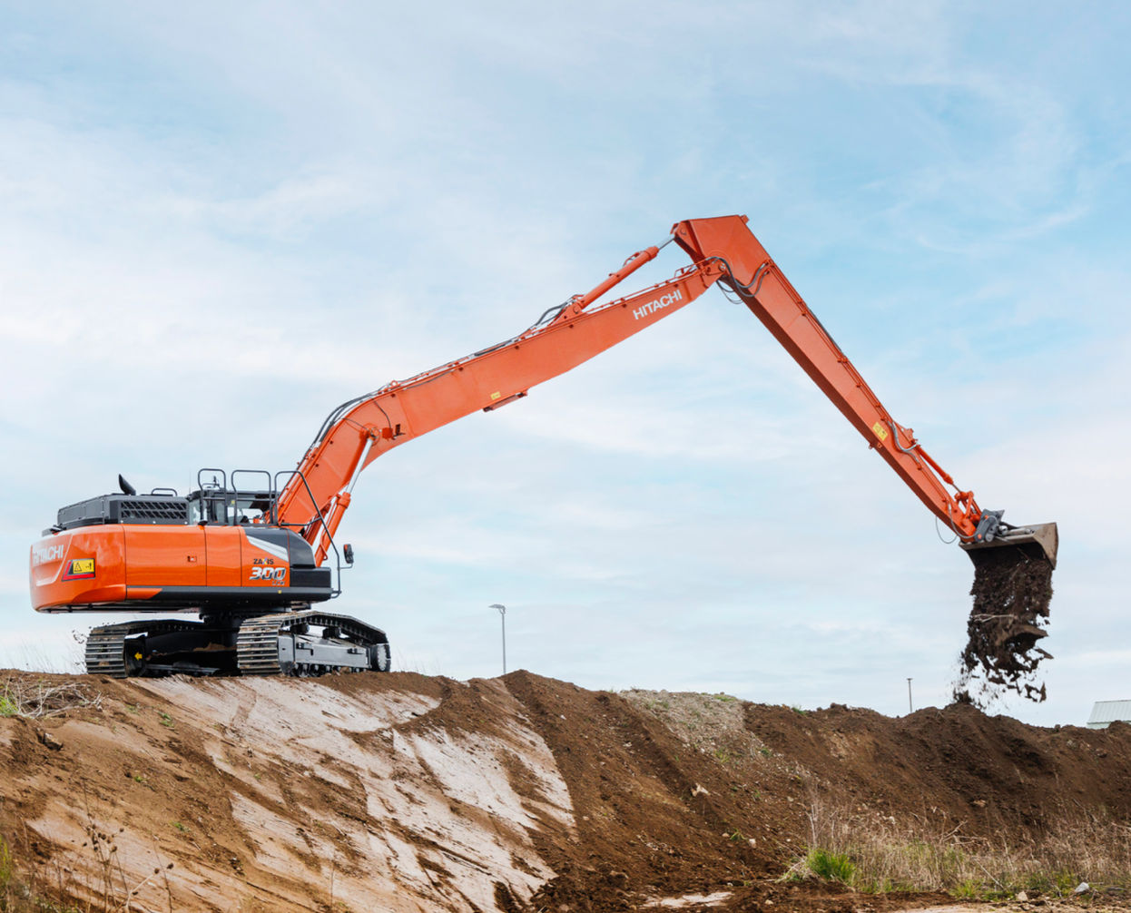 Introducing the ZX300LC-7 super long front - HitachiCM Europe